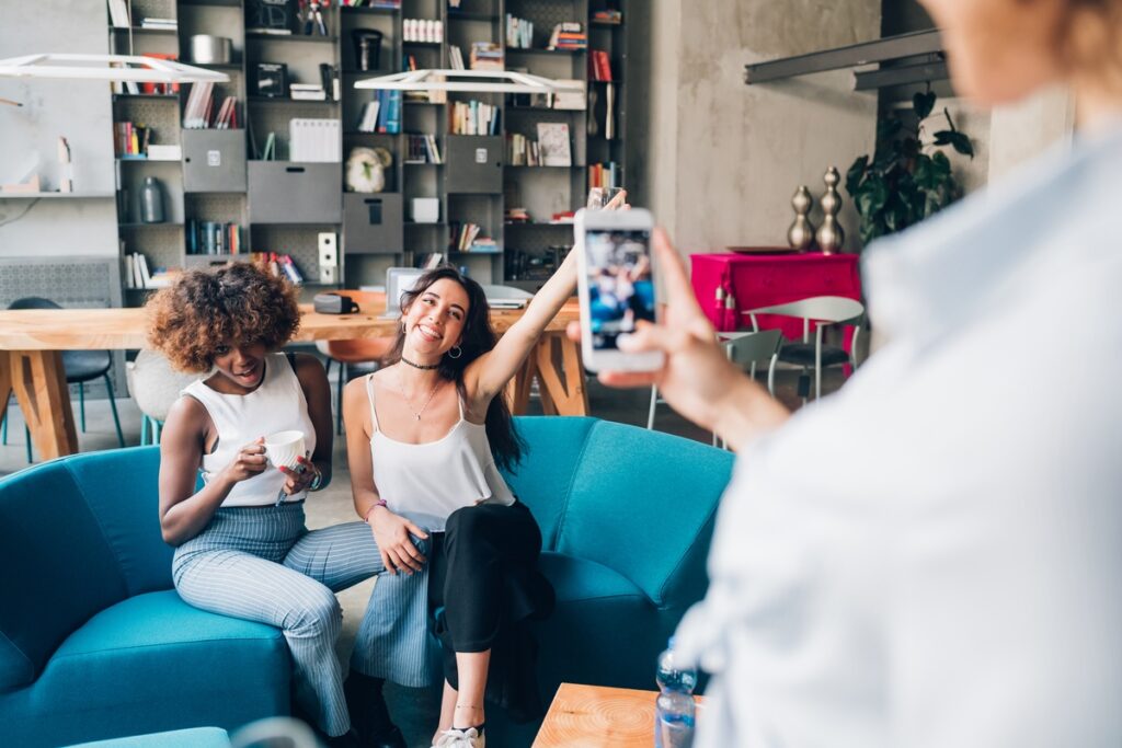 Bandwagon Advertising Examples: How To Use This Effect In Ads