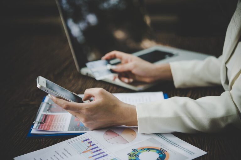 12 Advertising Objectives Examples for Successful Campaigns
